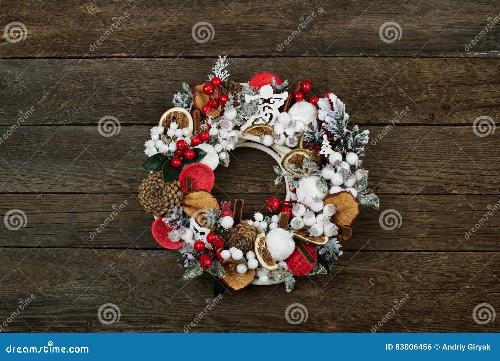 Grinalda do Natal na porta foto de stock. Imagem de festivo - 83006456