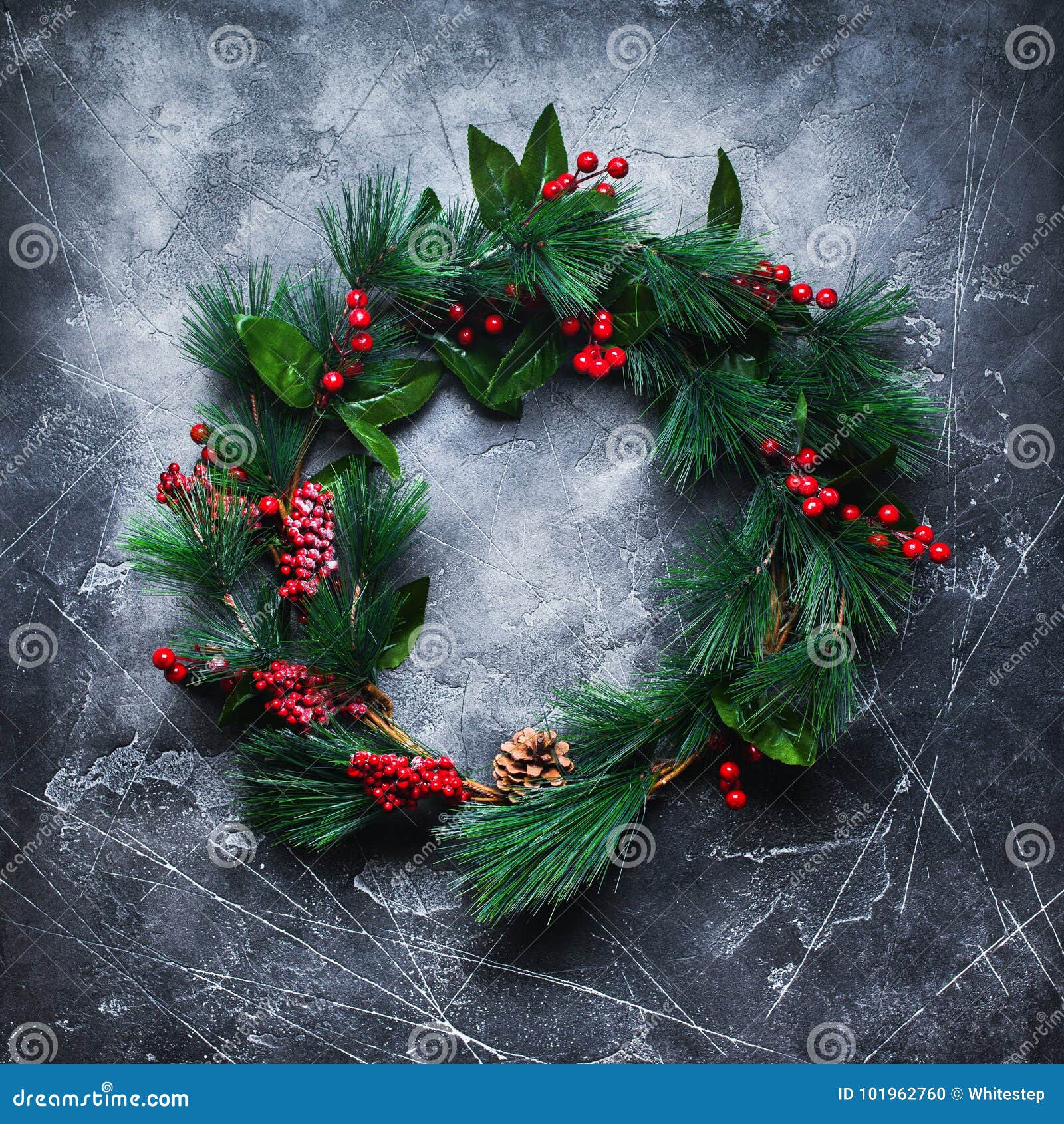 Grinalda Verde Do Natal No Vintage De Madeira Escuro Foto de Stock ...