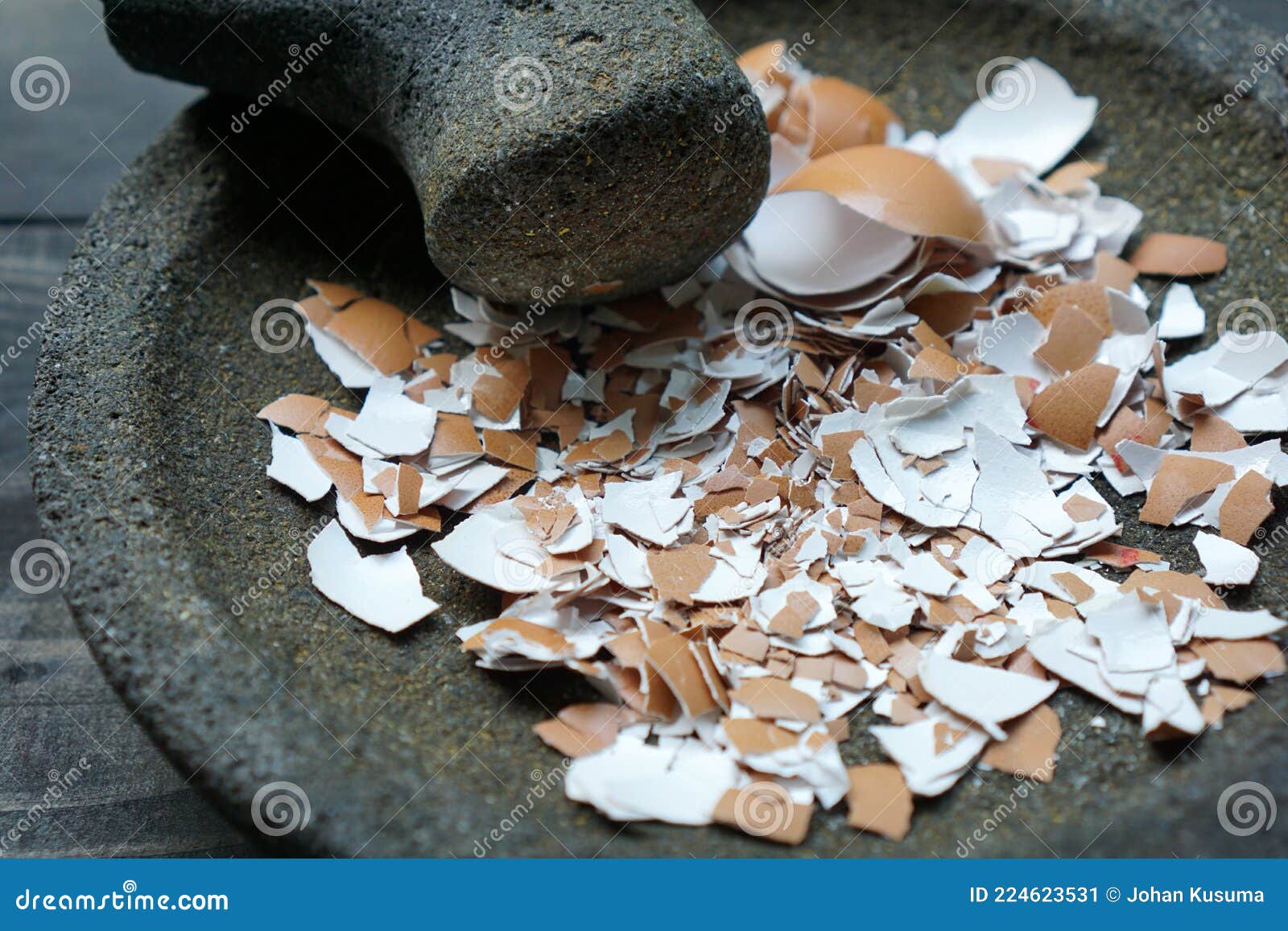 Grind Egg Shells in a Mortar Stock Image - Image of crushed, fertilizer ...