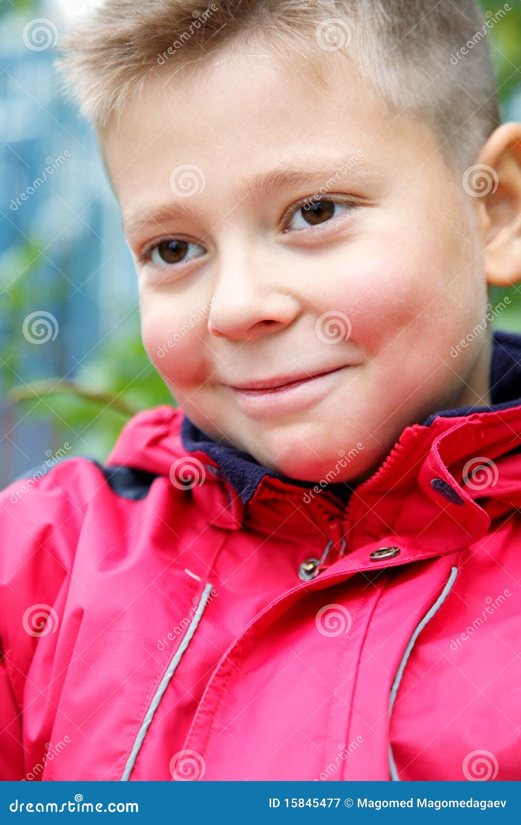Grinsender Junge stockbild. Bild von jacke, kind, grinsen - 15845477