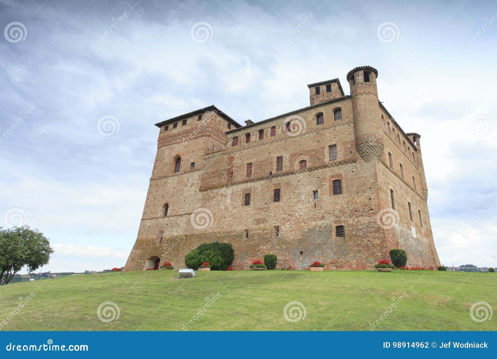 Grinzane Cavour Castle editorial photography. Image of piemonte - 98914962