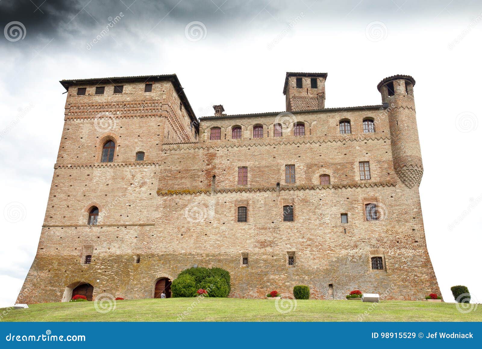 Grinzane Cavour Castle editorial stock image. Image of piemont - 98915529