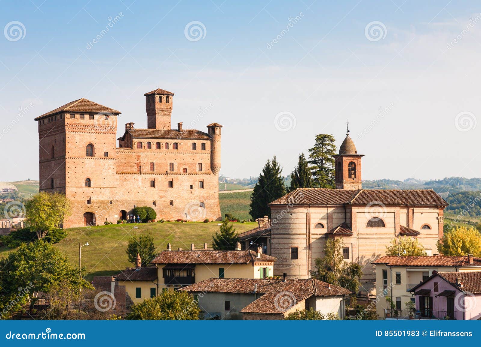 Grinzane Cavour, Italia fotografia stock editoriale. Immagine di ...