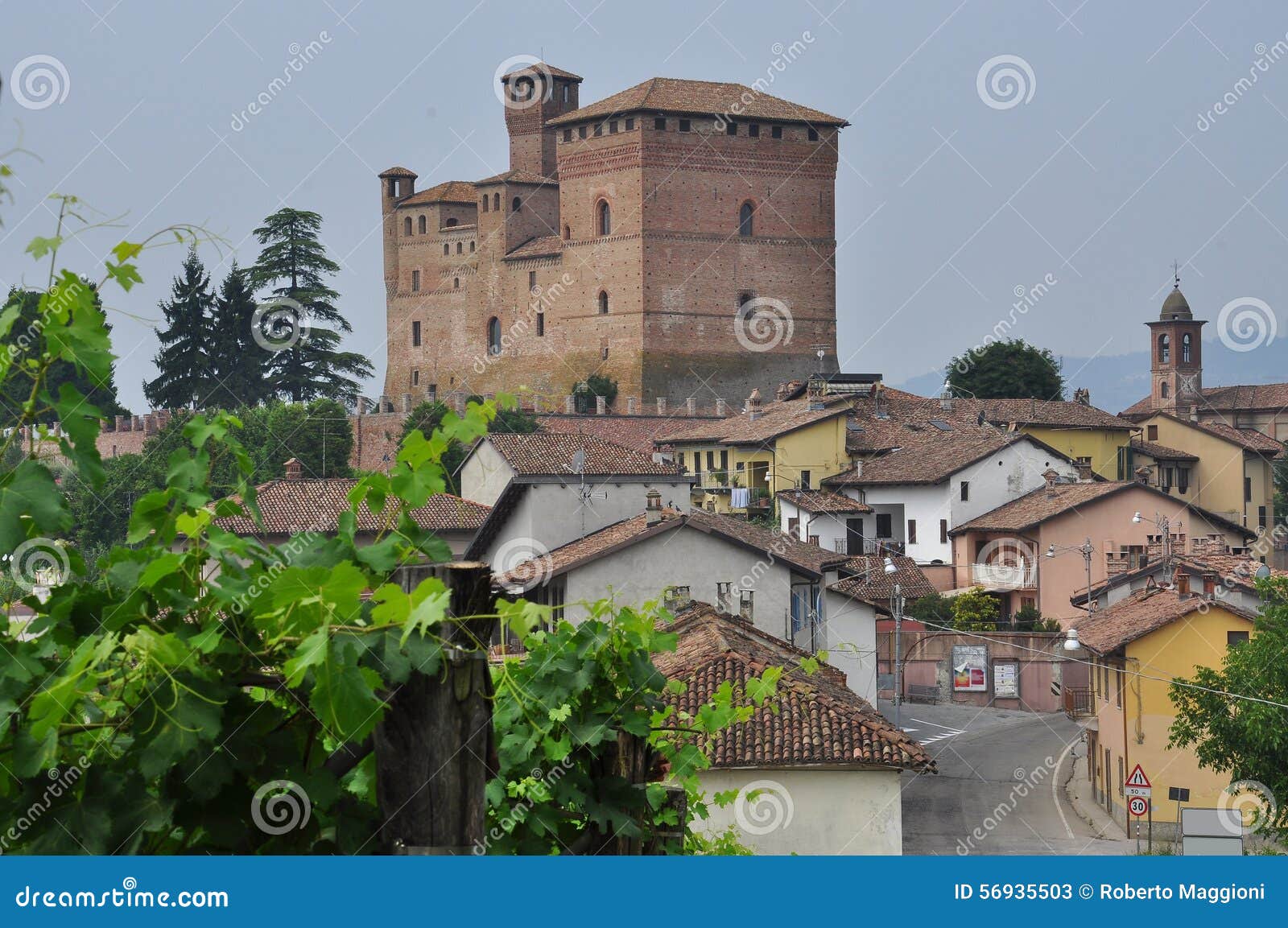 Grinzane Cavour, Langhe, Piemonte Del Sur, Italia Imagen de archivo ...