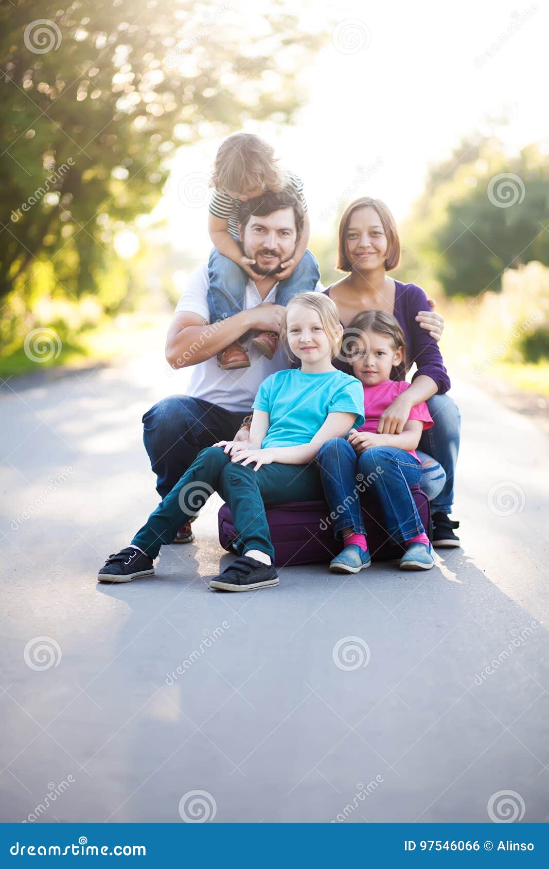 Große Familie Mit Vier Kindern Stockfoto - Bild von familie, liebe ...