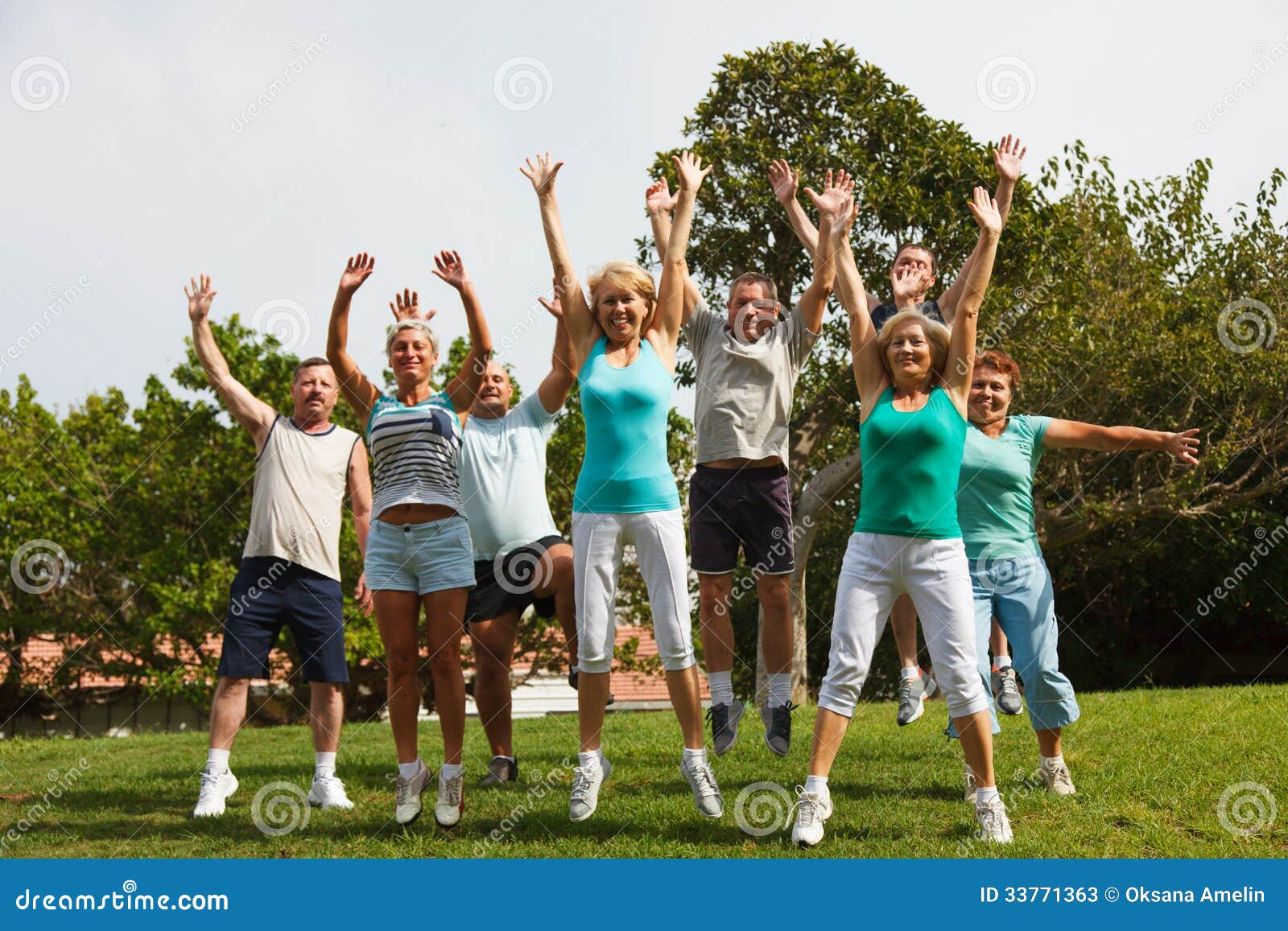 Große Gruppe Springende Leute. Stockbild - Bild von blau, lebensstil ...