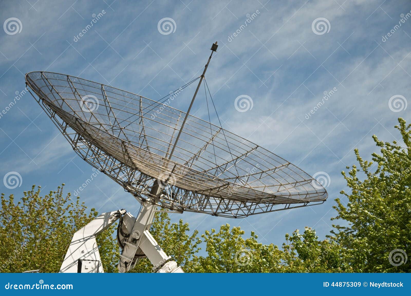 Große Parabolantenne stockbild. Bild von radar, netz - 44875309