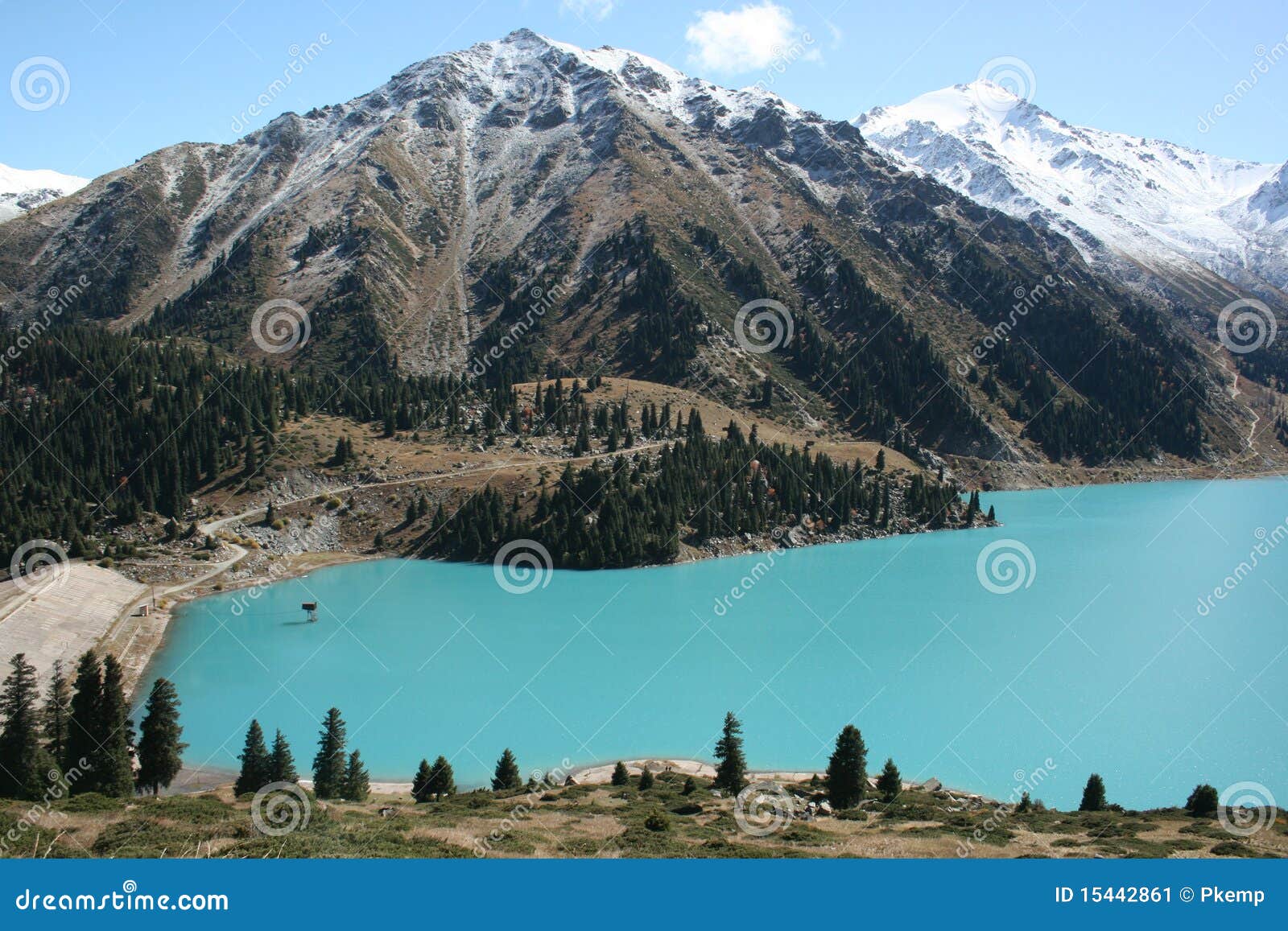 Großer Almaty See Mit Bergen Stockbild - Bild von berge, malerisch ...