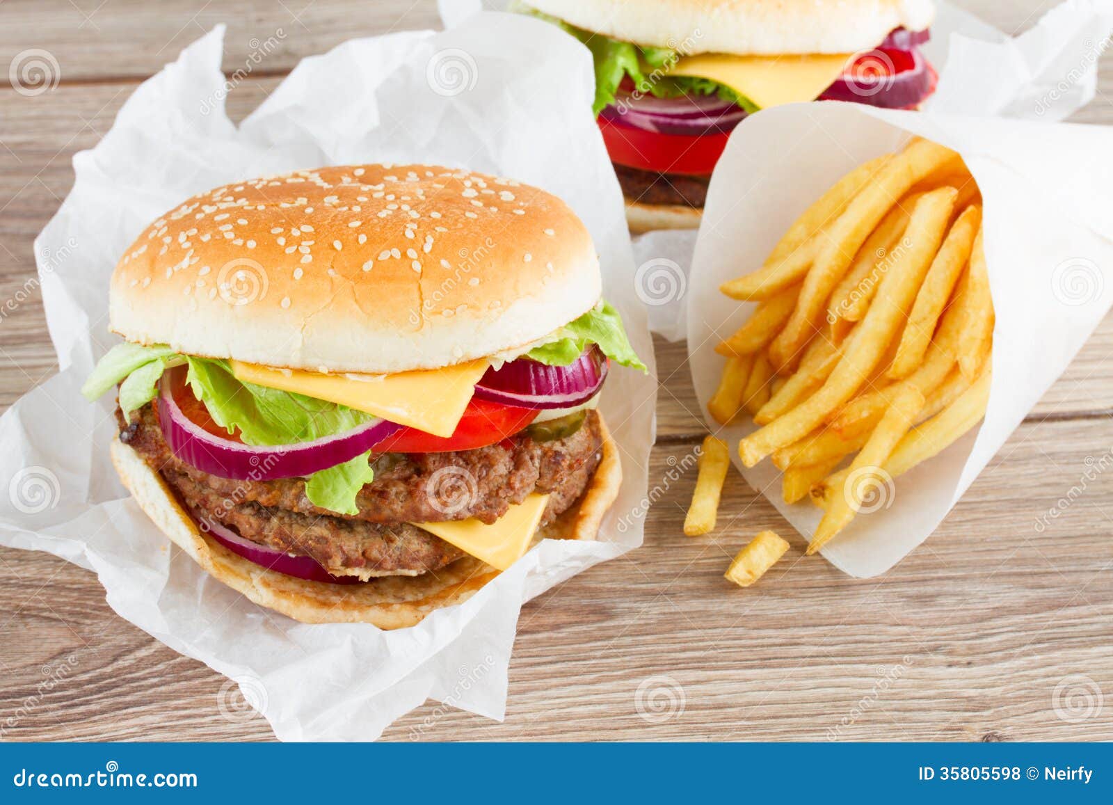 Großer Burger Mit Pommes-Frites Stockfoto - Bild von amerikanisch ...