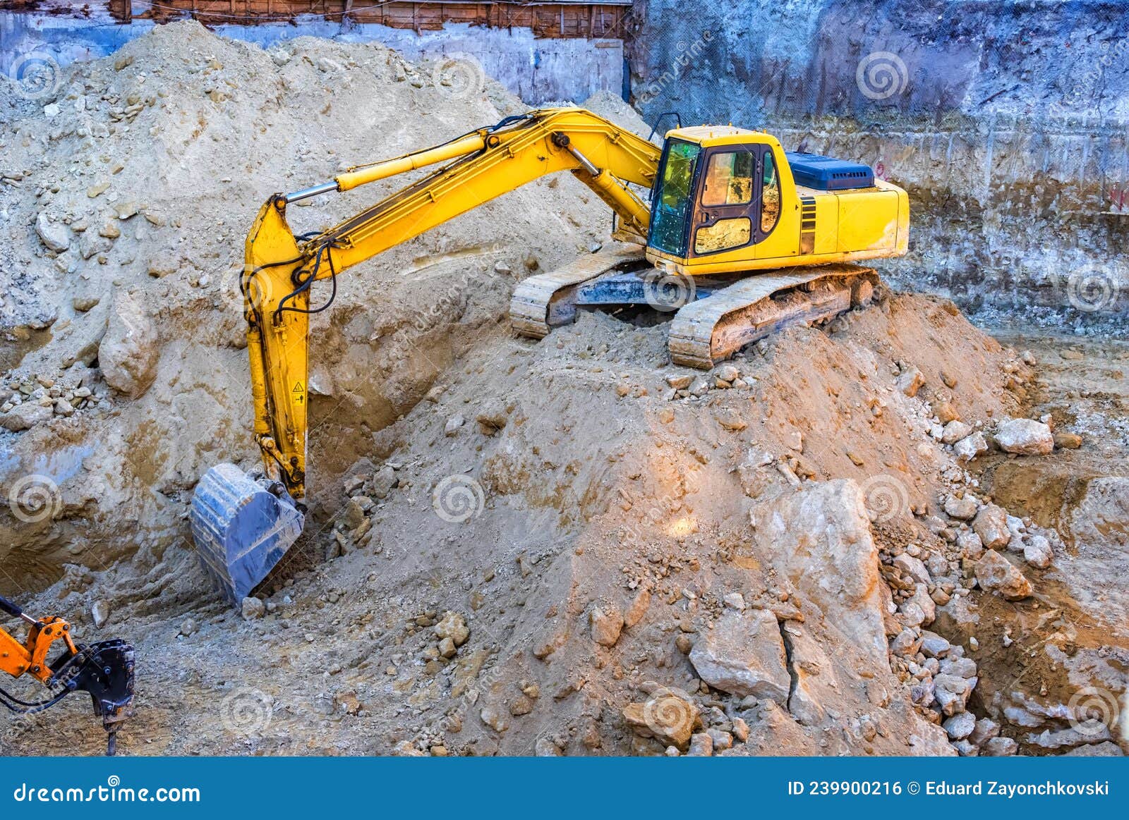 Großer Gelber Bagger, Der an Der Baustelle Arbeitet Stockfoto - Bild ...