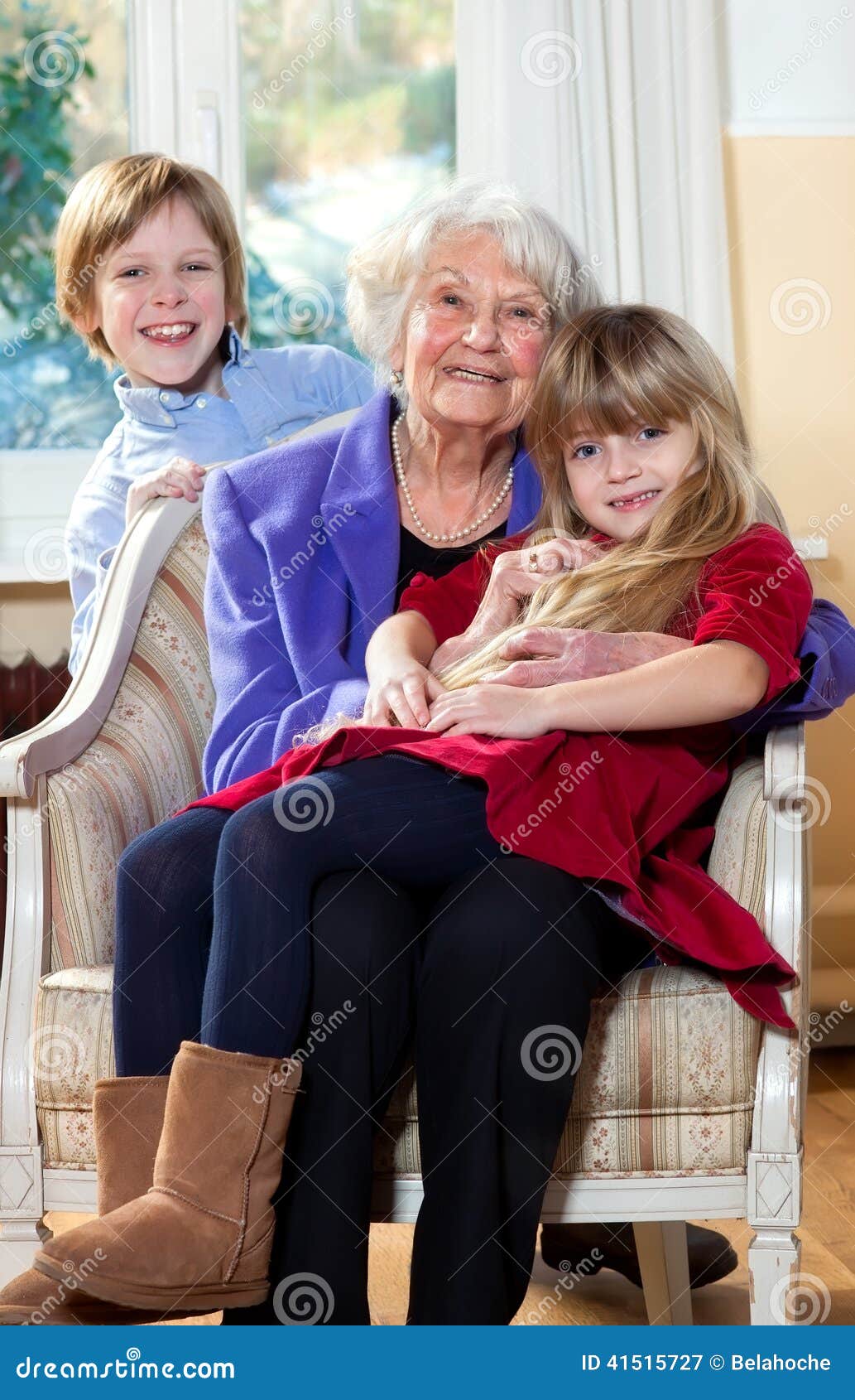 Großmutter Mit Kinderdem Lächeln Stockbild - Bild von nähe, erzeugungen ...