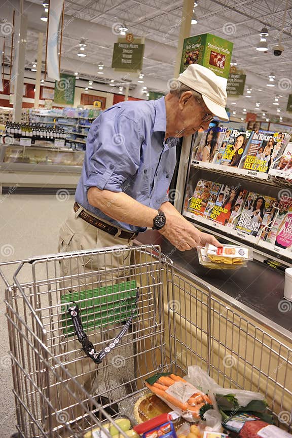Grocery Store Check Out Line Editorial Photo - Image of purchases, rack ...