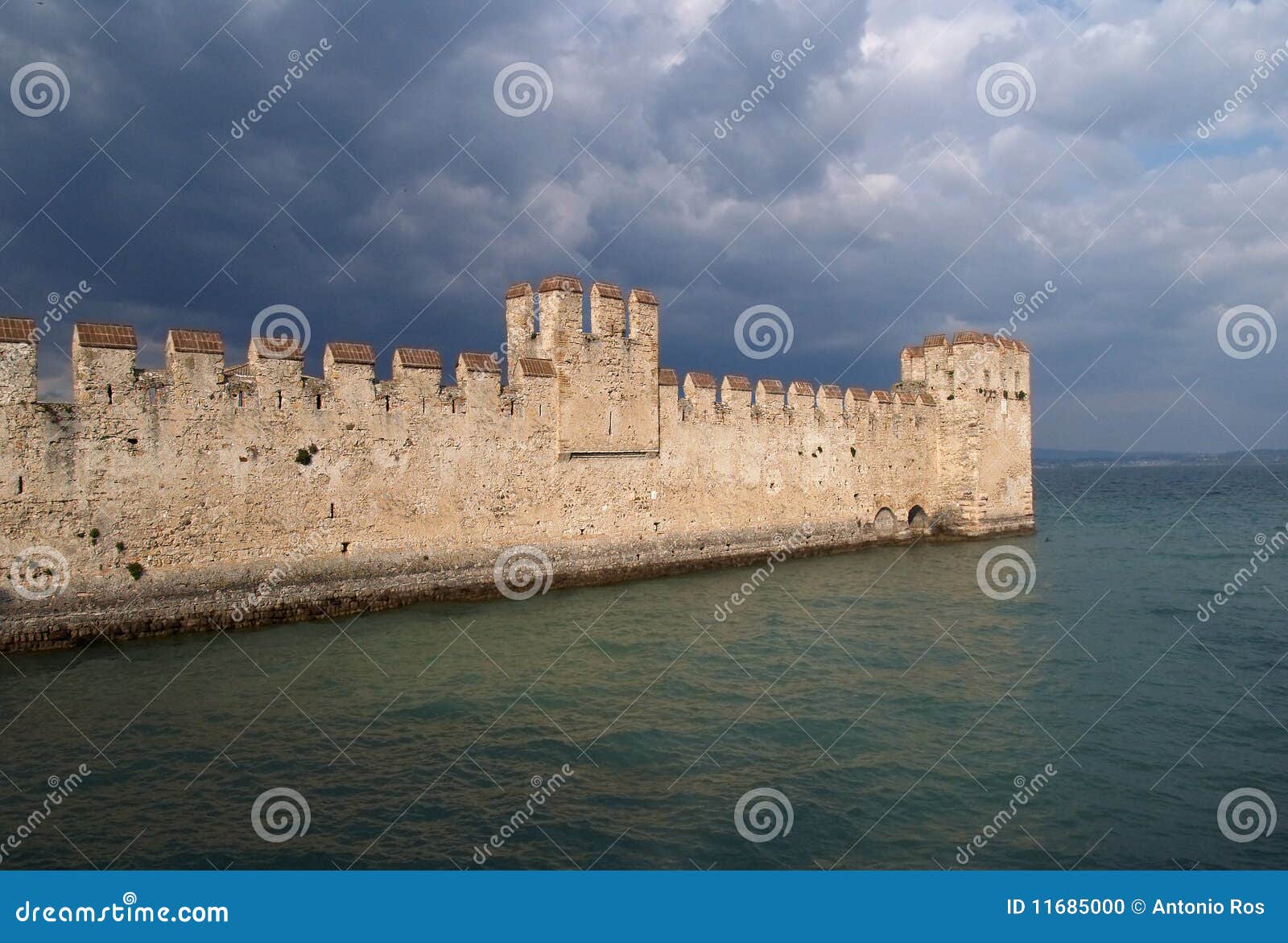 Grodowy Garda Jeziora Sirmione Zdjęcie Stock - Obraz złożonej z jama ... Grodowy Garda Jeziora Sirmione Zdjęcie Stock - Obraz złożonej z jama ...