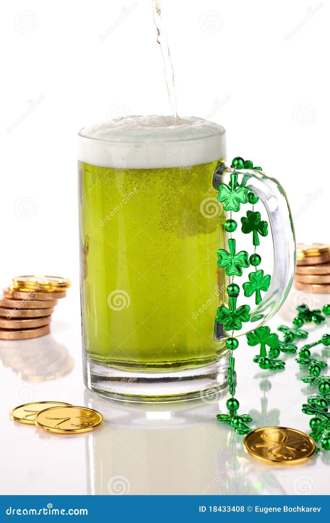 Groen Bier Voor St Patick Dag Stock Foto - Image of sluit, goud: 18433408