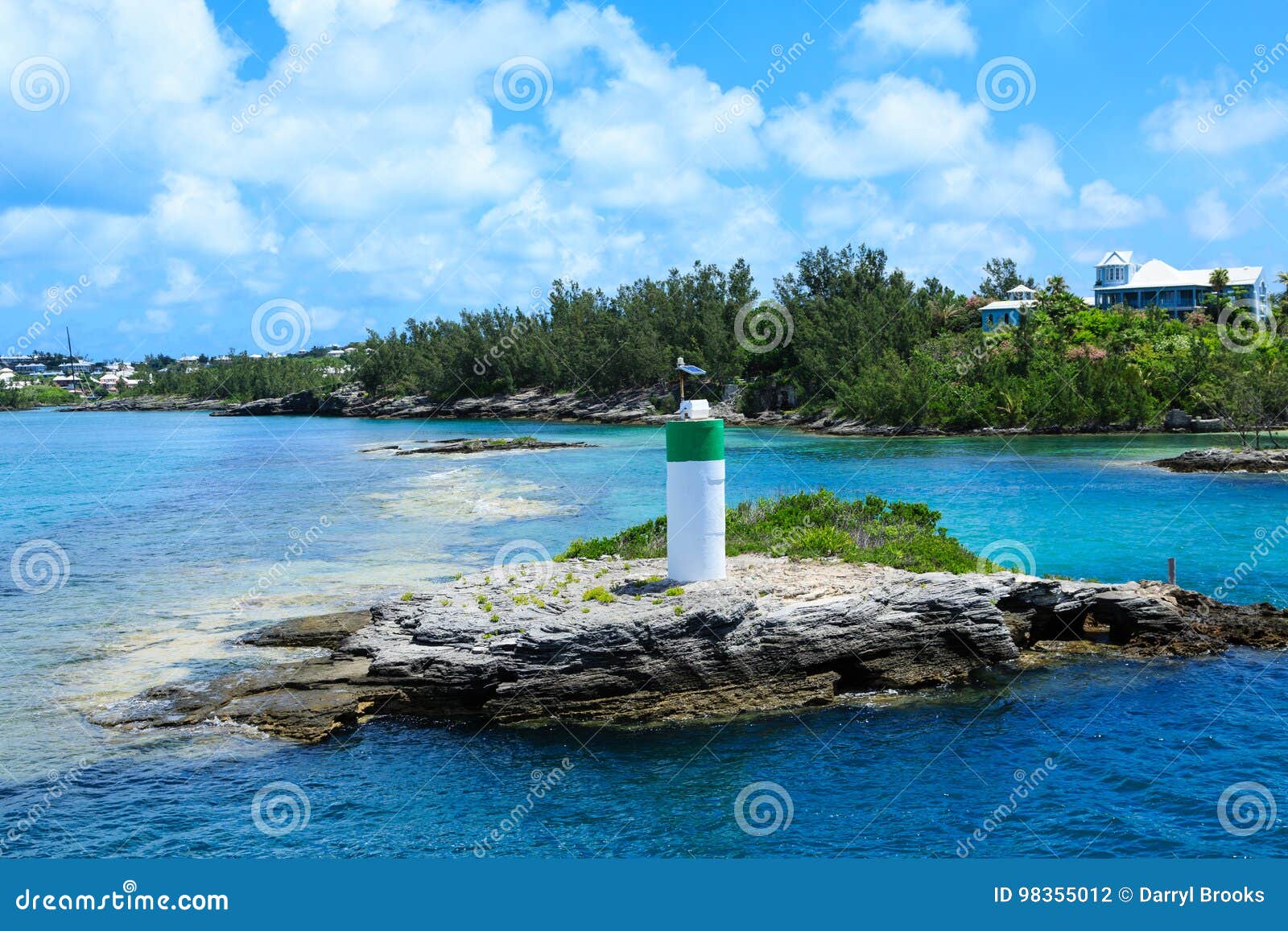 Groen En Wit Baken Op Rotsen Stock Foto - Image of teller, ondiep: 98355012