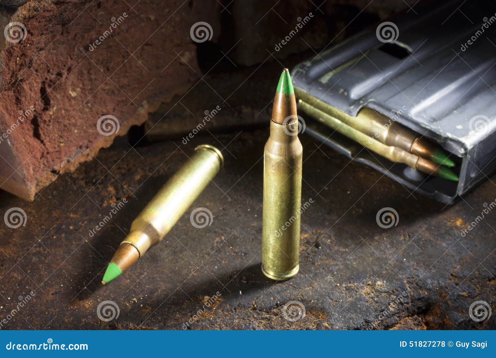 Groen Getipt Munitie En Tijdschrift Stock Foto - Image of patroon ...