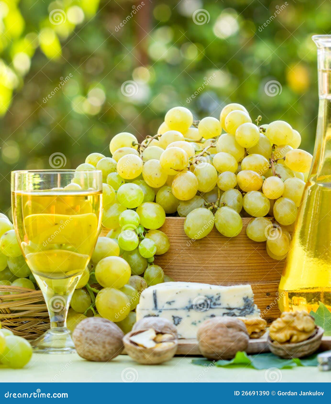 Groen-witte Druiven En Witte Wijn Stock Foto - Image of voedsel, druif ...
