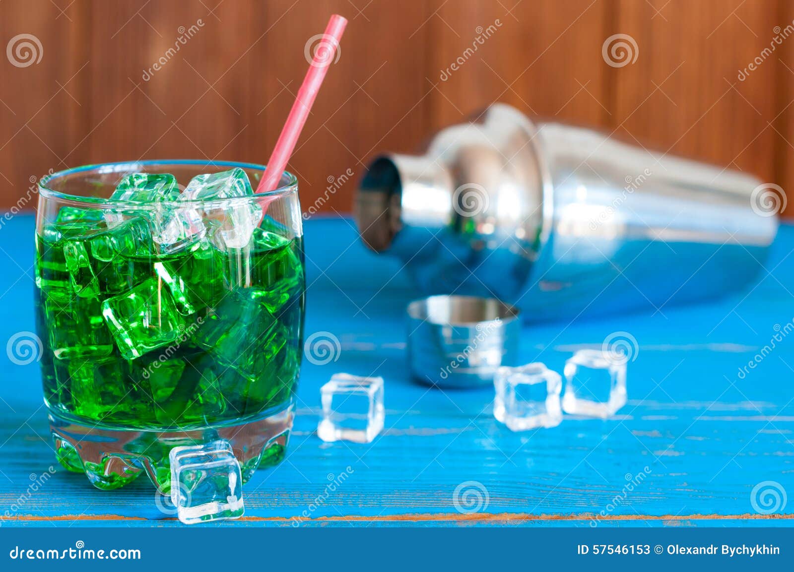 Groene Alcohol Of Alcoholvrije Cocktail Met Stro Stock Afbeelding ...