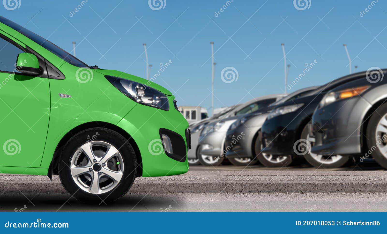Groene Auto Tegen Achtergrond Van Auto ' S Stock Afbeelding - Image of ...