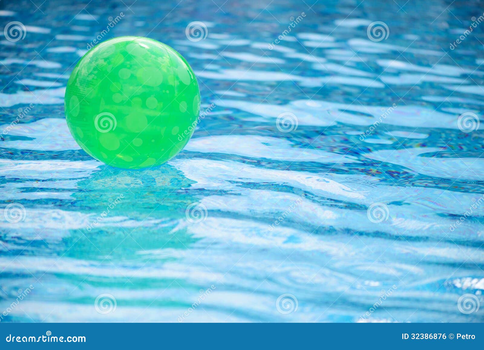 Groene Bal Die in Zwembad Drijven Stock Foto - Image of kleurrijk ...