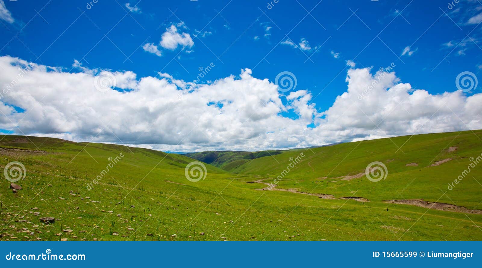 Groene Berg, Witte Wolk En Blauwe Hemel Stock Afbeelding - Image of ...