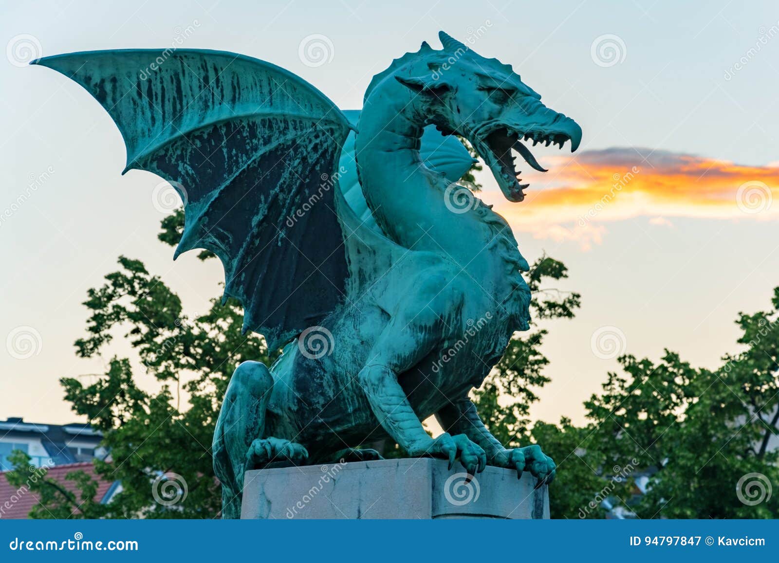 Groene Draak Ademhalingsbrand Stock Afbeelding - Image of monument ...