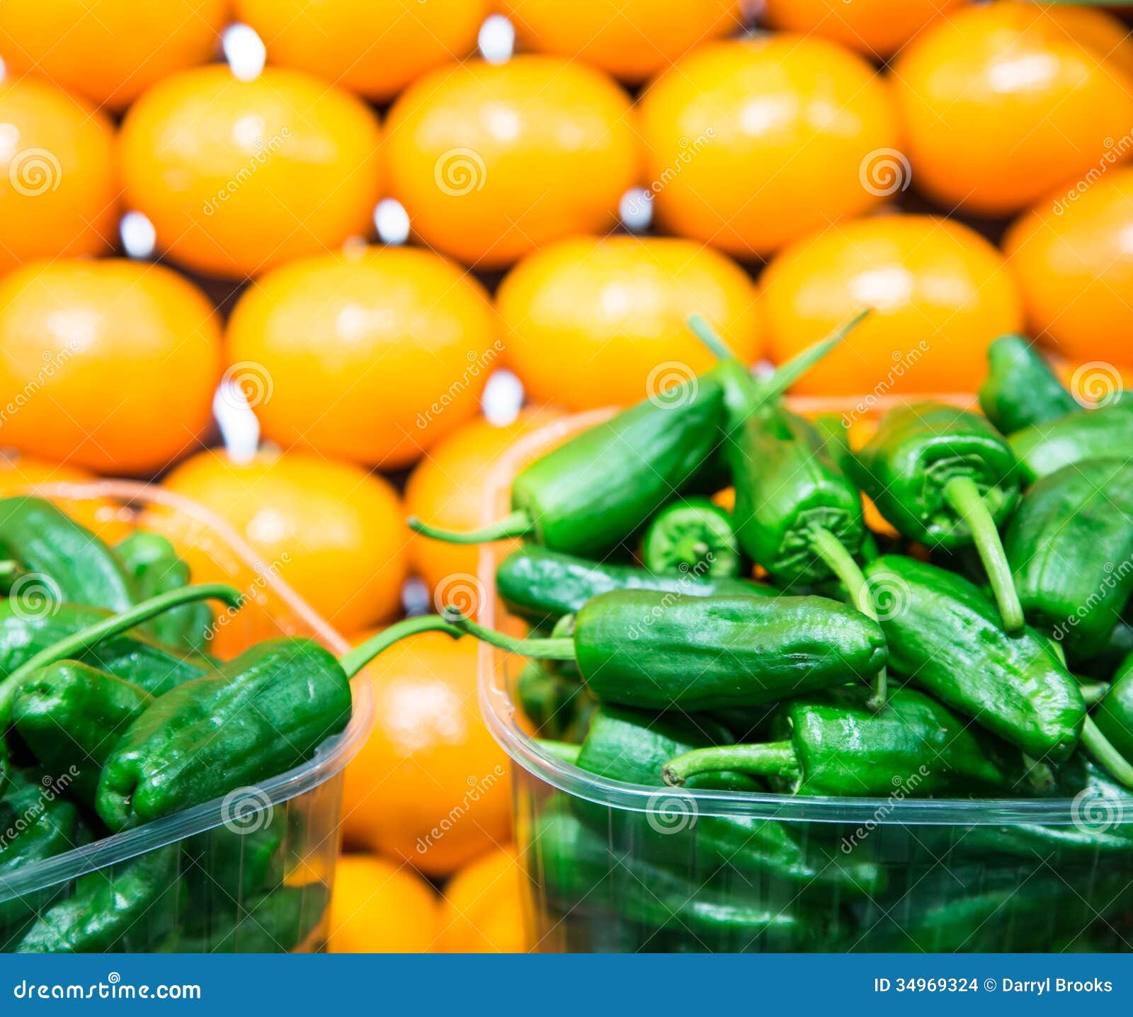 Groene En Gele Peper in Markt Stock Foto - Image of plantaardig, vers ...