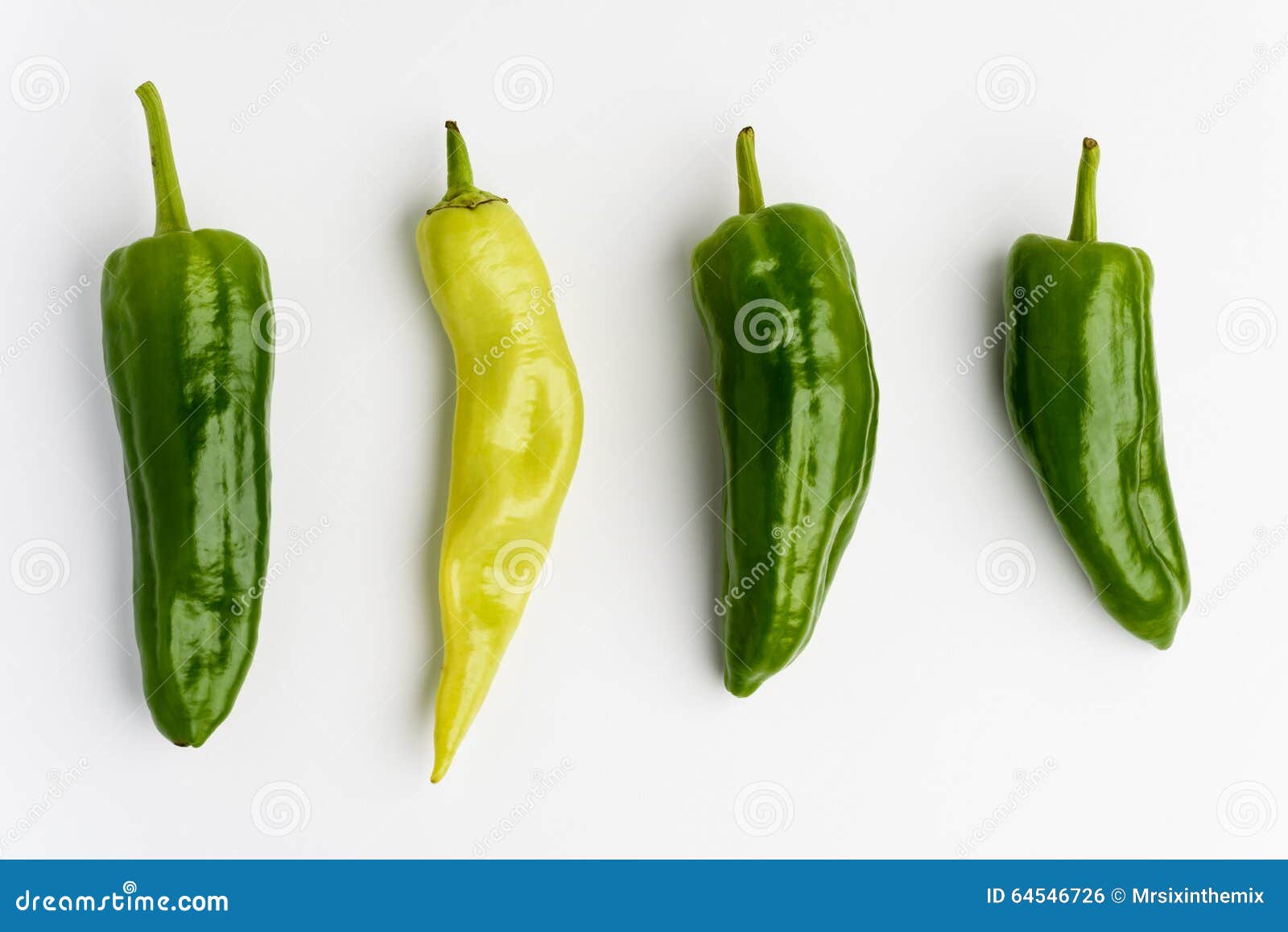Groene En Gele Peper Op Witte Achtergrond Stock Foto - Image of ...