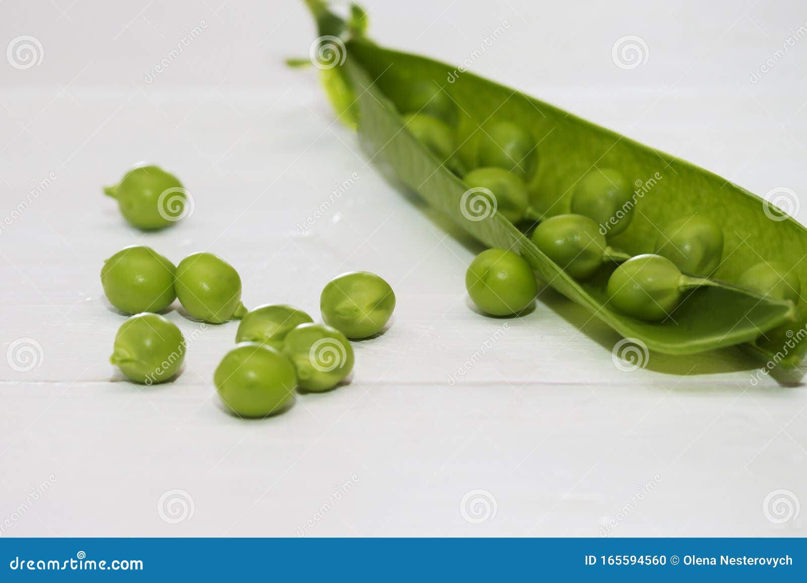 Groene Erwt, Groene Erwten, Witte Achtergrond, Dicht Stock Foto - Image ...