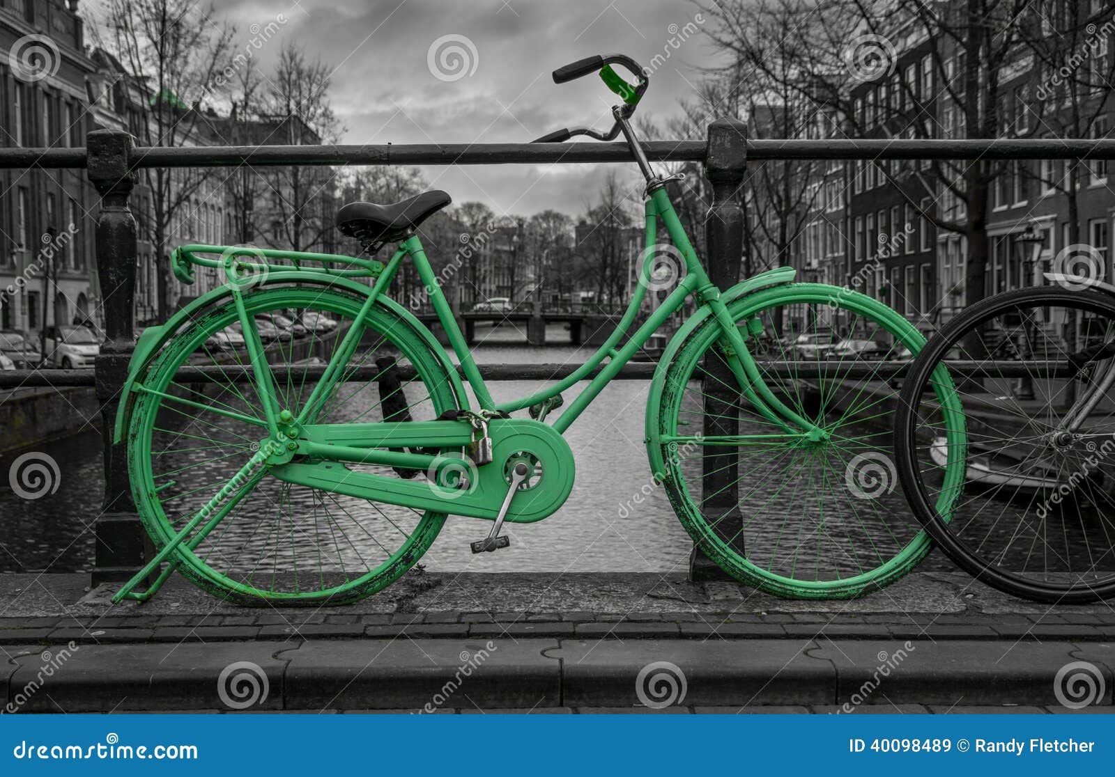 Groene fiets Amsterdam stock afbeelding. Image of nederlands - 40098489
