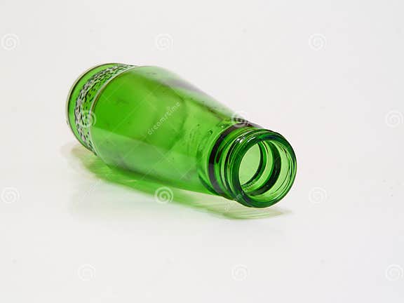 Groene fles stock foto. Image of fles, alcohol, wijn, giet - 9639178