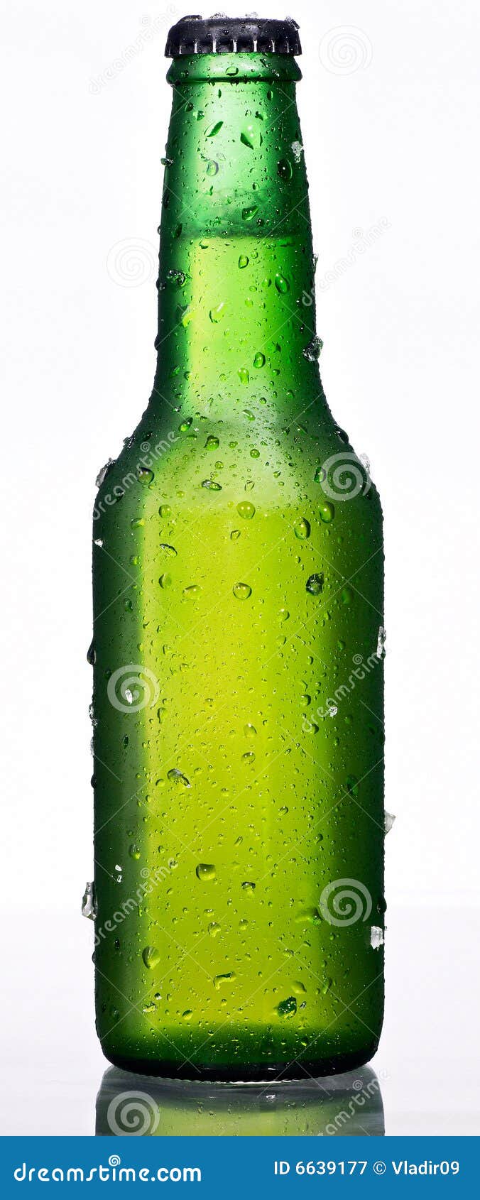 Groene fles bier stock afbeelding. Image of vers, viering - 6639177