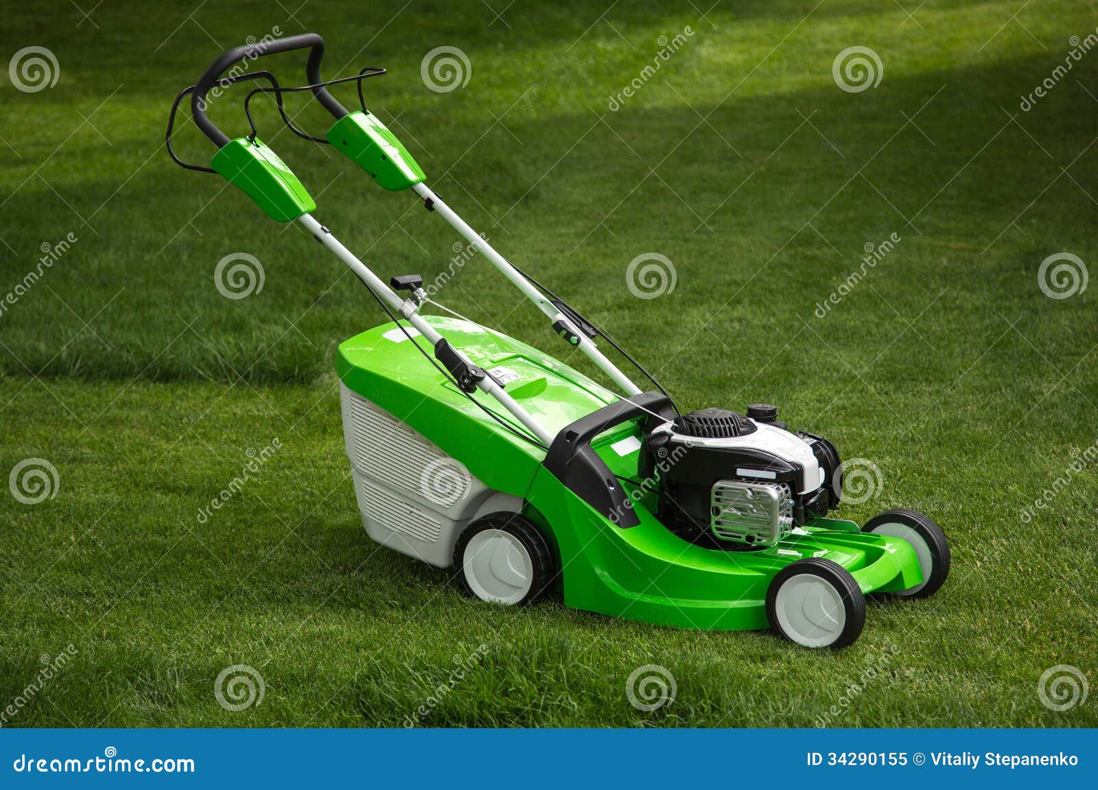 Groene Grasmaaier Op Groen Gazon Stock Afbeelding - Image of benzine ...