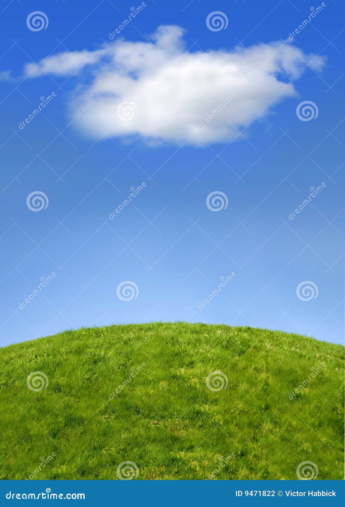 Groene heuvel en hemel stock foto. Image of hemel, zonneschijn - 9471822