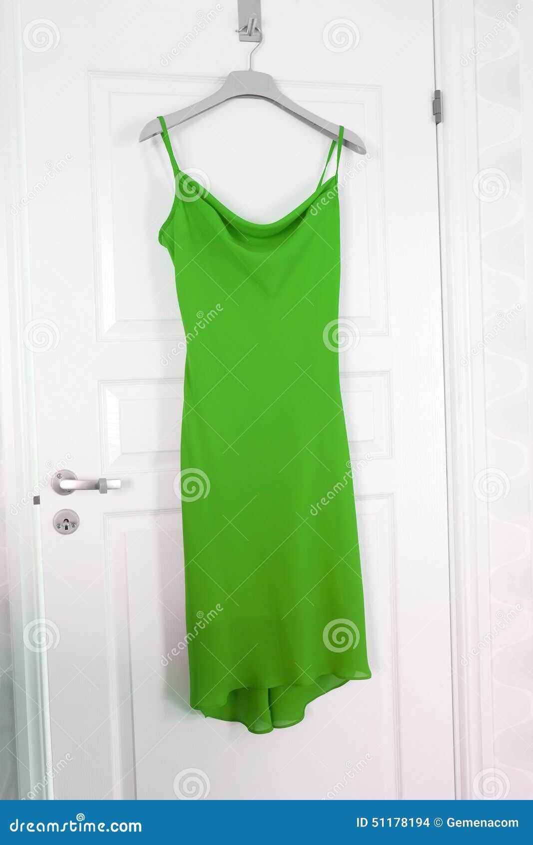 Groene Kleding stock foto. Image of wijfje, kledingstuk - 51178194