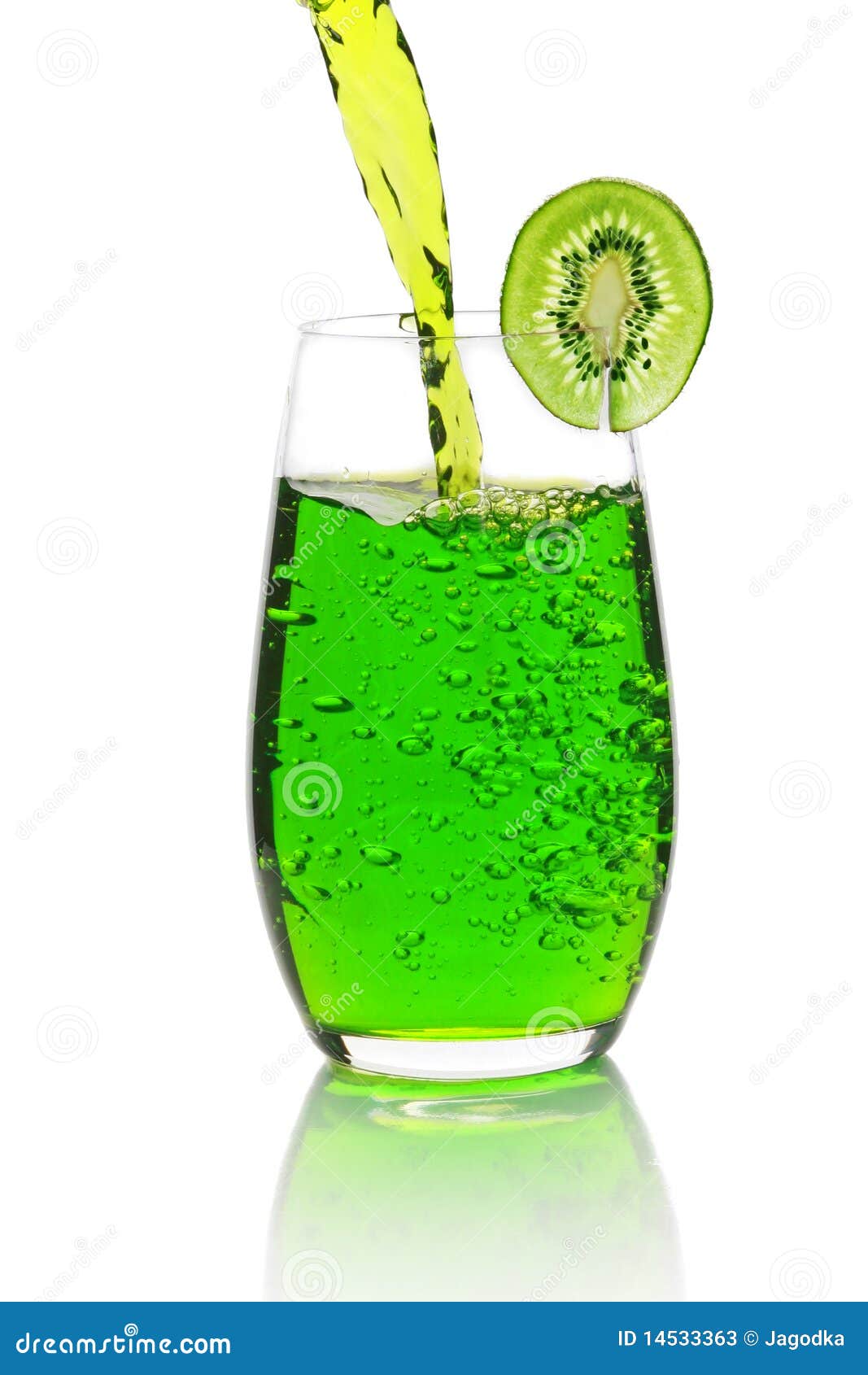 Groene limonade met kiwi stock afbeelding. Image of smakelijk - 14533363