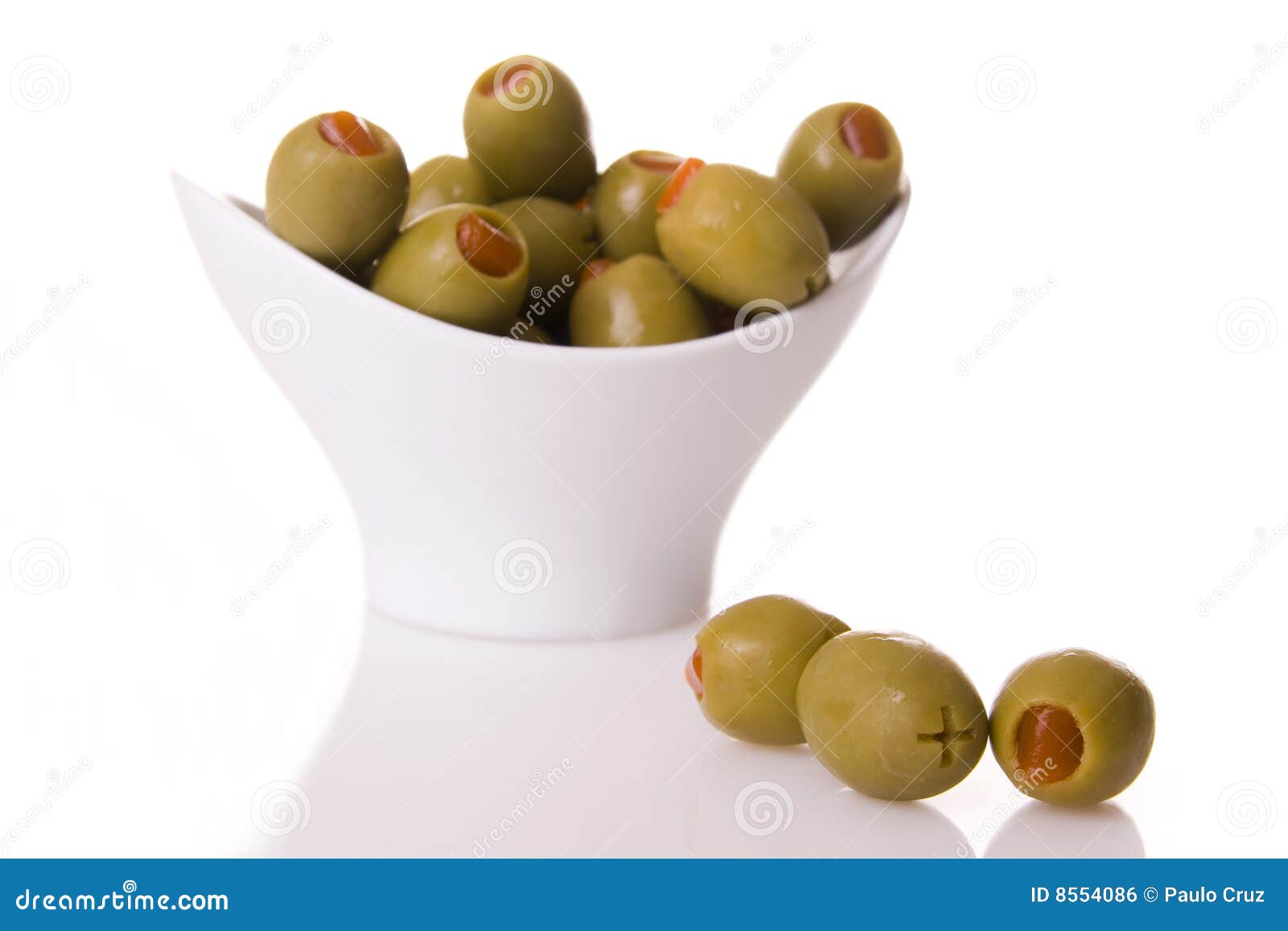 Groene olijven stock foto. Image of kleur, voorgerecht - 8554086