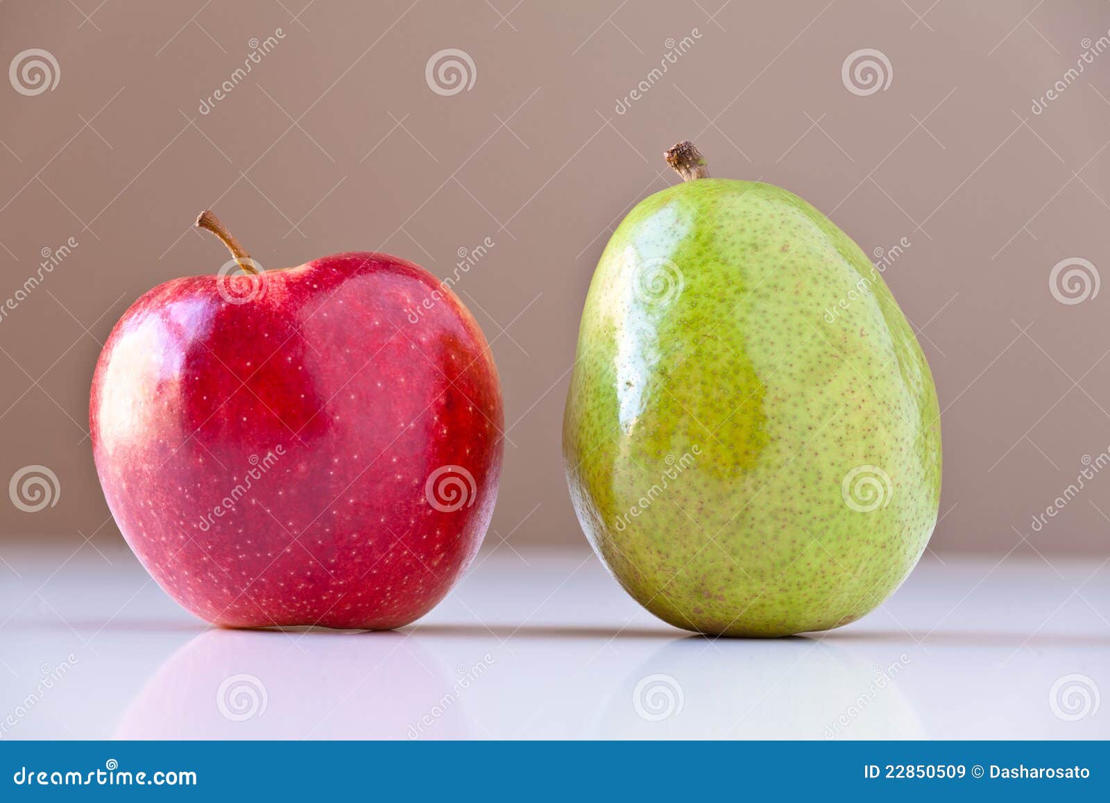 Groene Peer en Rode Appel stock afbeelding. Image of dieet - 22850509