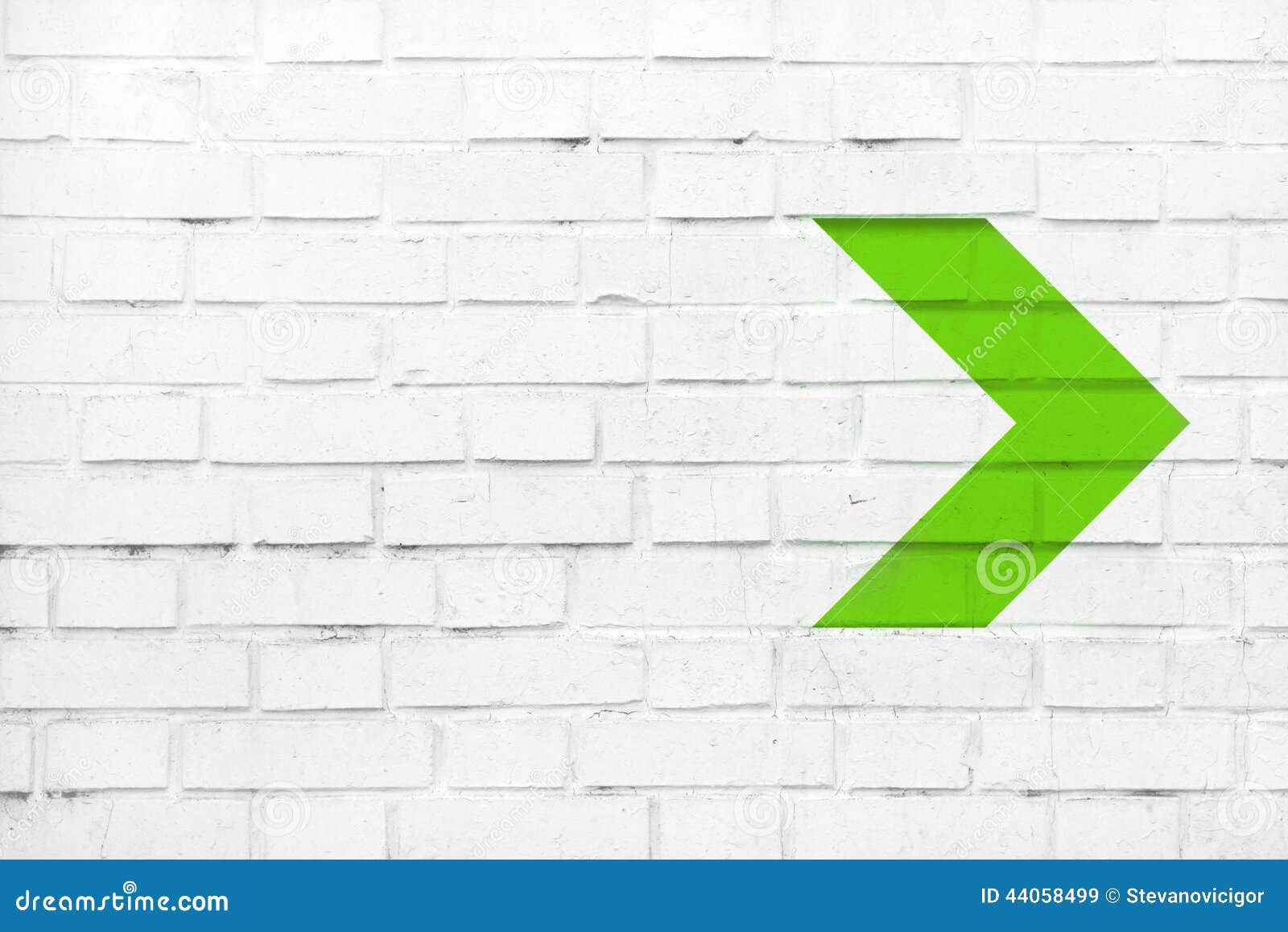 Groene pijl op witte muur stock afbeelding. Image of bakstenen - 44058499