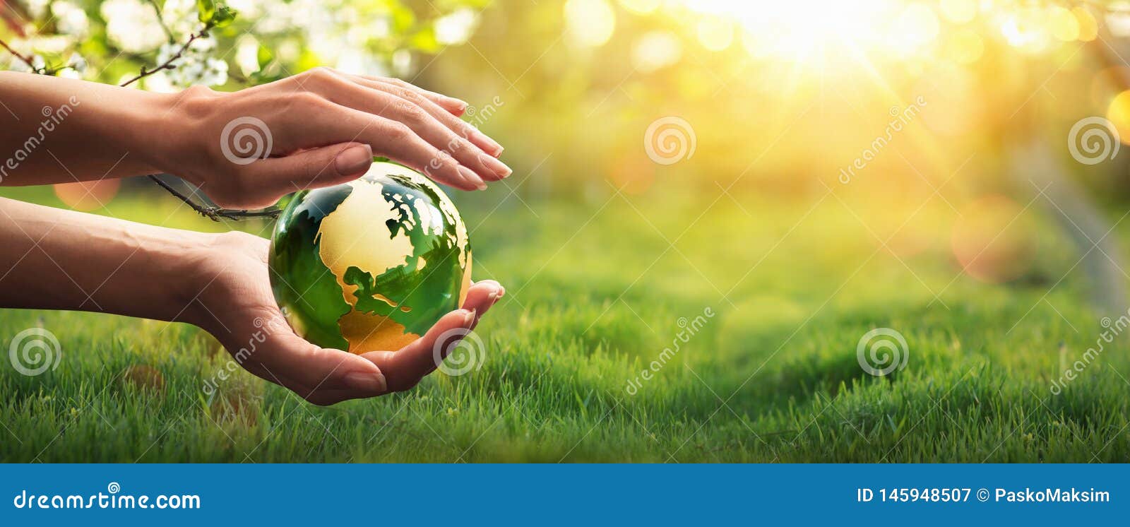 Groene Planeet in Uw Handen Het Concept Van Het Milieu Stock Afbeelding ...