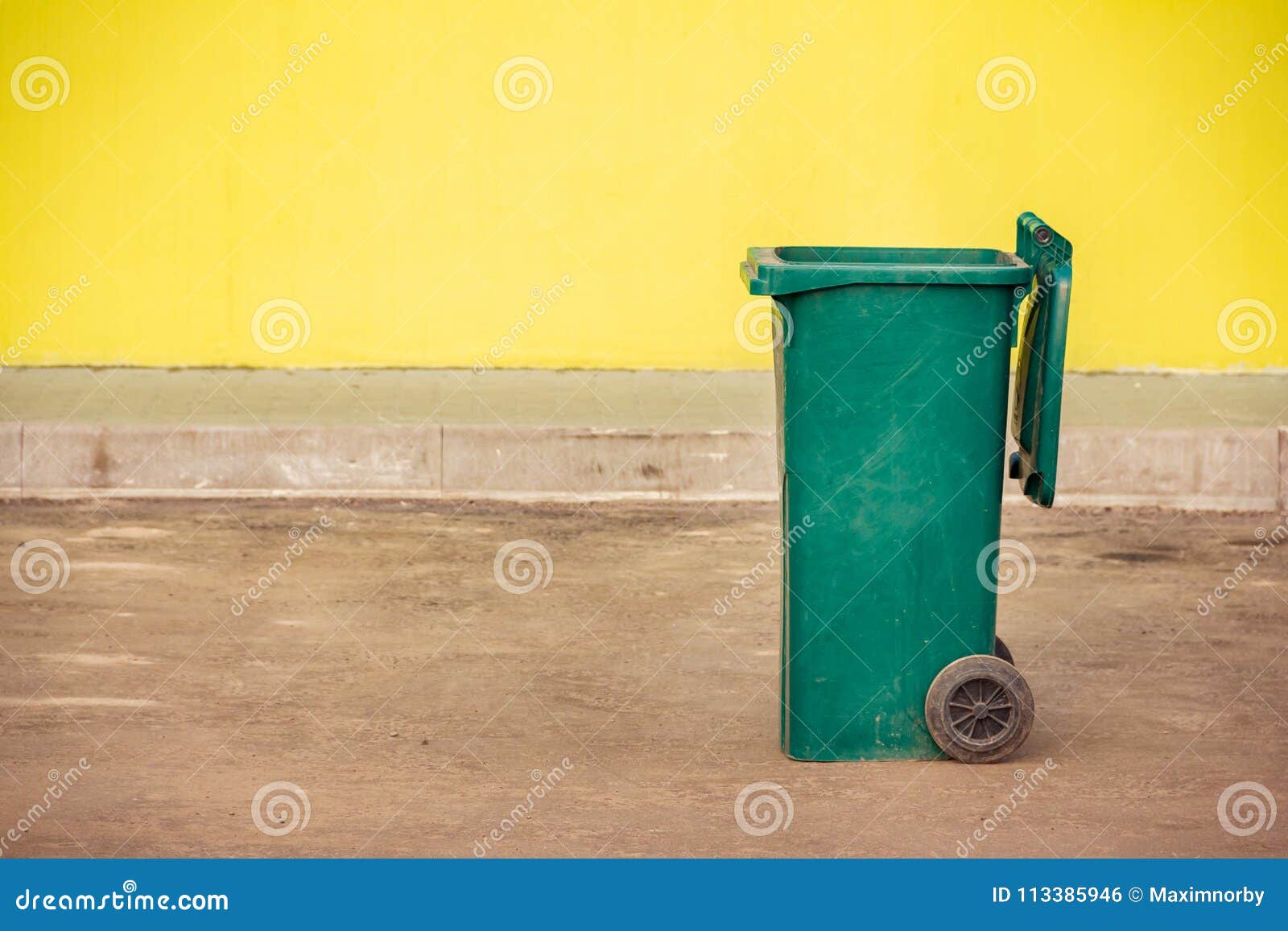 Groene Plastic Afvalcontainer Op Wielen Op De Achtergrond Van Y Stock ...