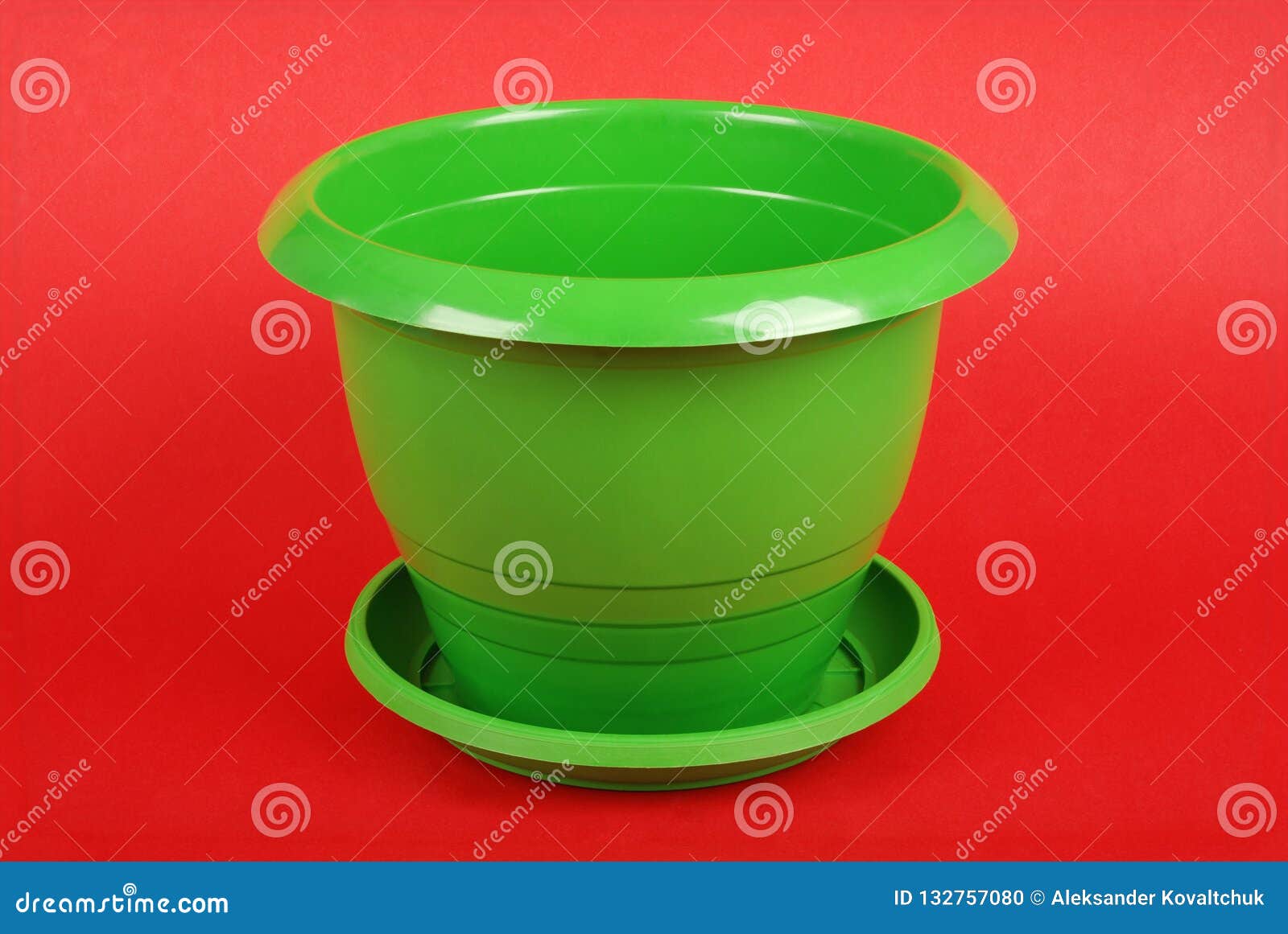 Groene Plastic Bloempotten stock foto. Image of voorwerp - 132757080