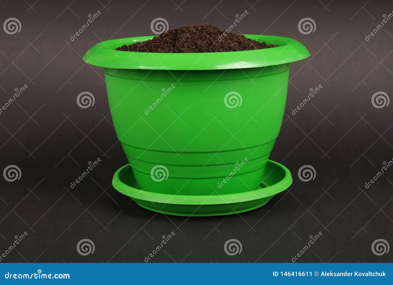 Groene Plastic Bloempotten stock afbeelding. Image of bloempot - 146416611