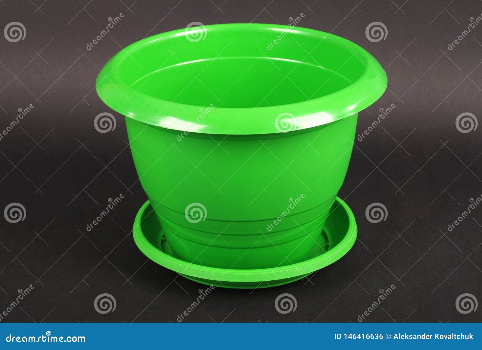 Groene Plastic Bloempotten stock foto. Image of groep - 146416636