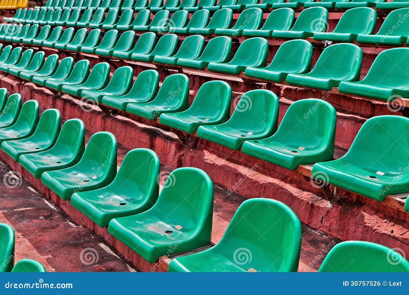Groene Plastic Stoelen Op Voetbaltribune Stock Foto - Image of ...