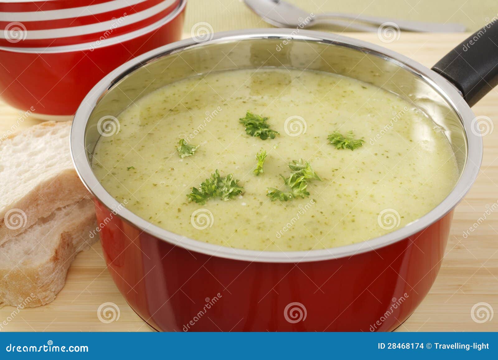 Groene Soep in De Rode PanCourgette Van De Courgette Stock Foto - Image ...