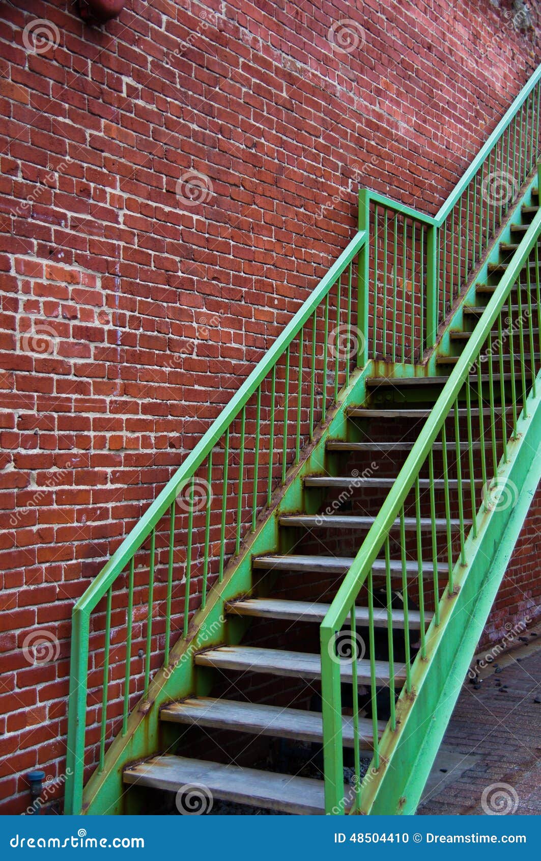 Groene Trap Op Bakstenen Muur Stock Foto - Image of trap, baksteen ...