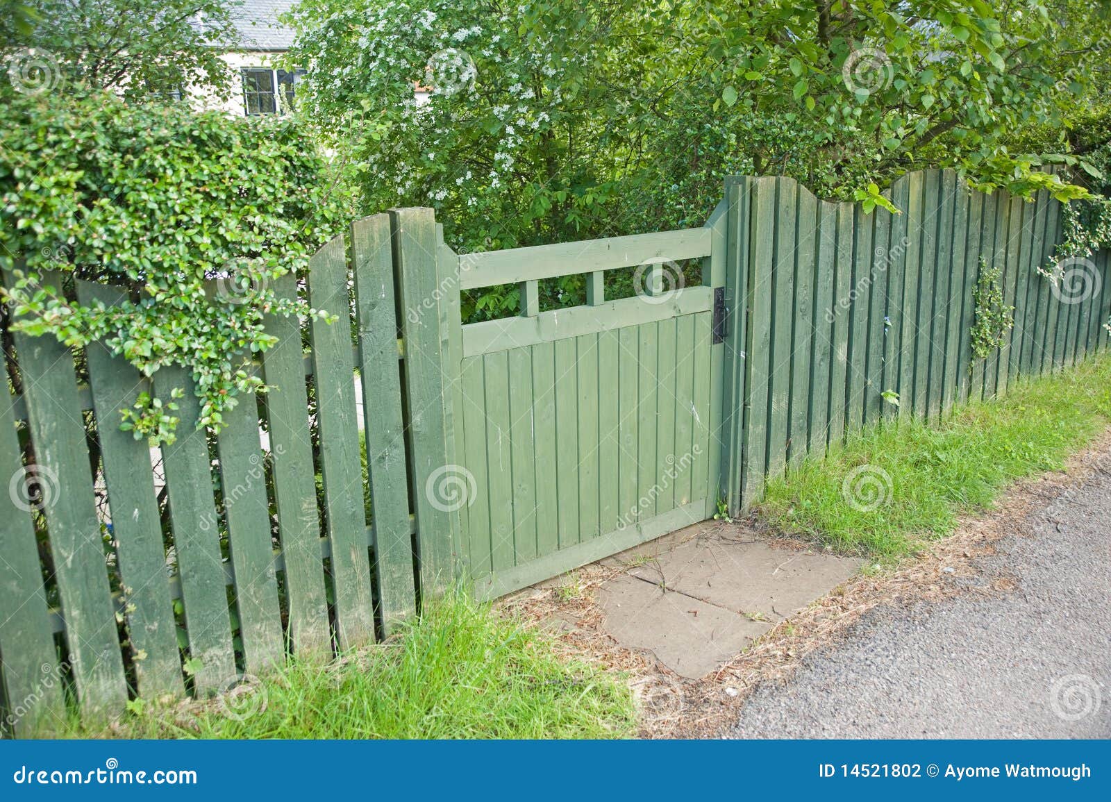 Groene Tuinpoort En Omheining Stock Foto - Image of gras, voetganger ...