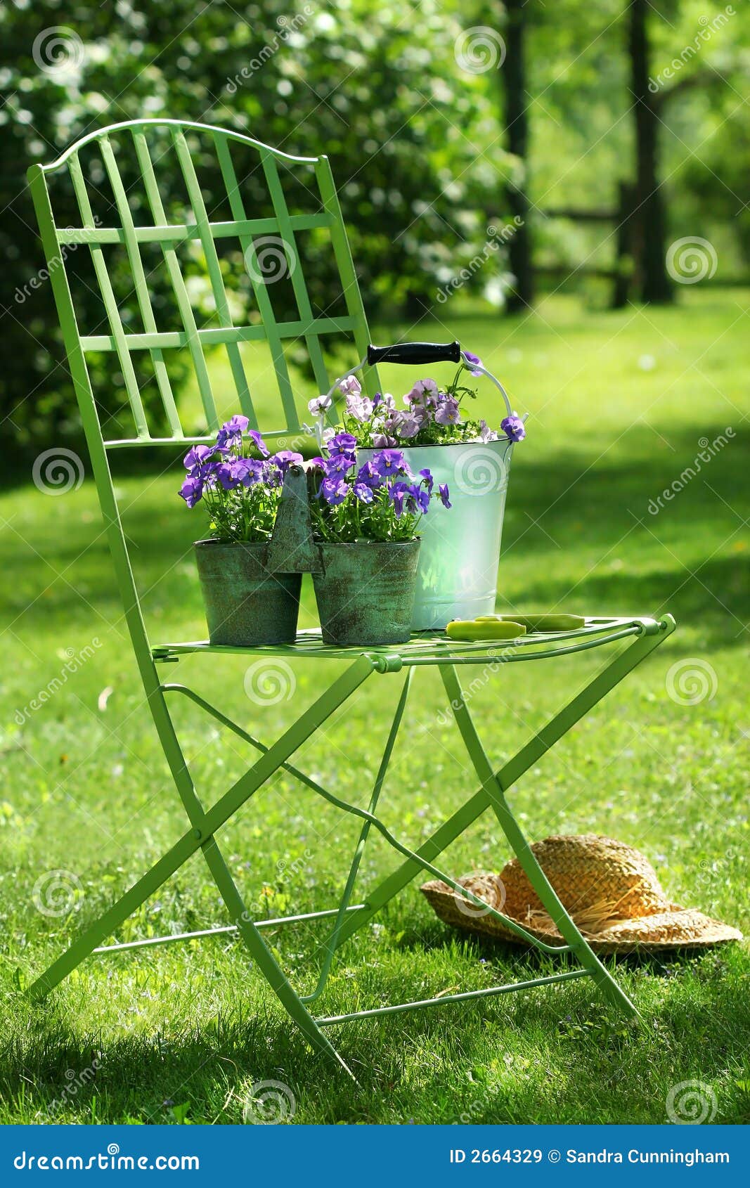 Groene tuinstoel stock afbeelding. Image of schaduw, onderbreking - 2664329