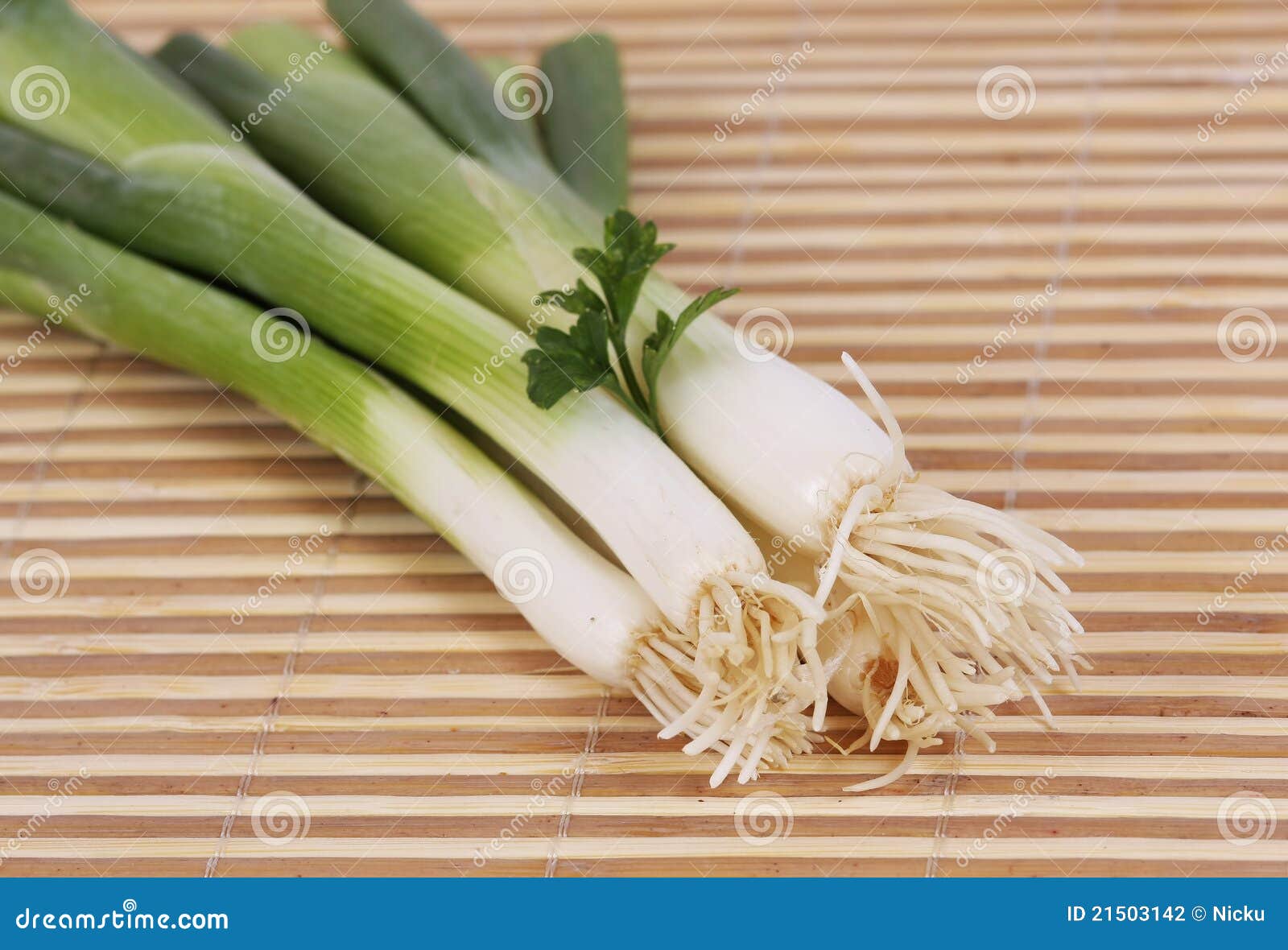 Groene uien stock foto. Image of vers, groenten, aroma - 21503142